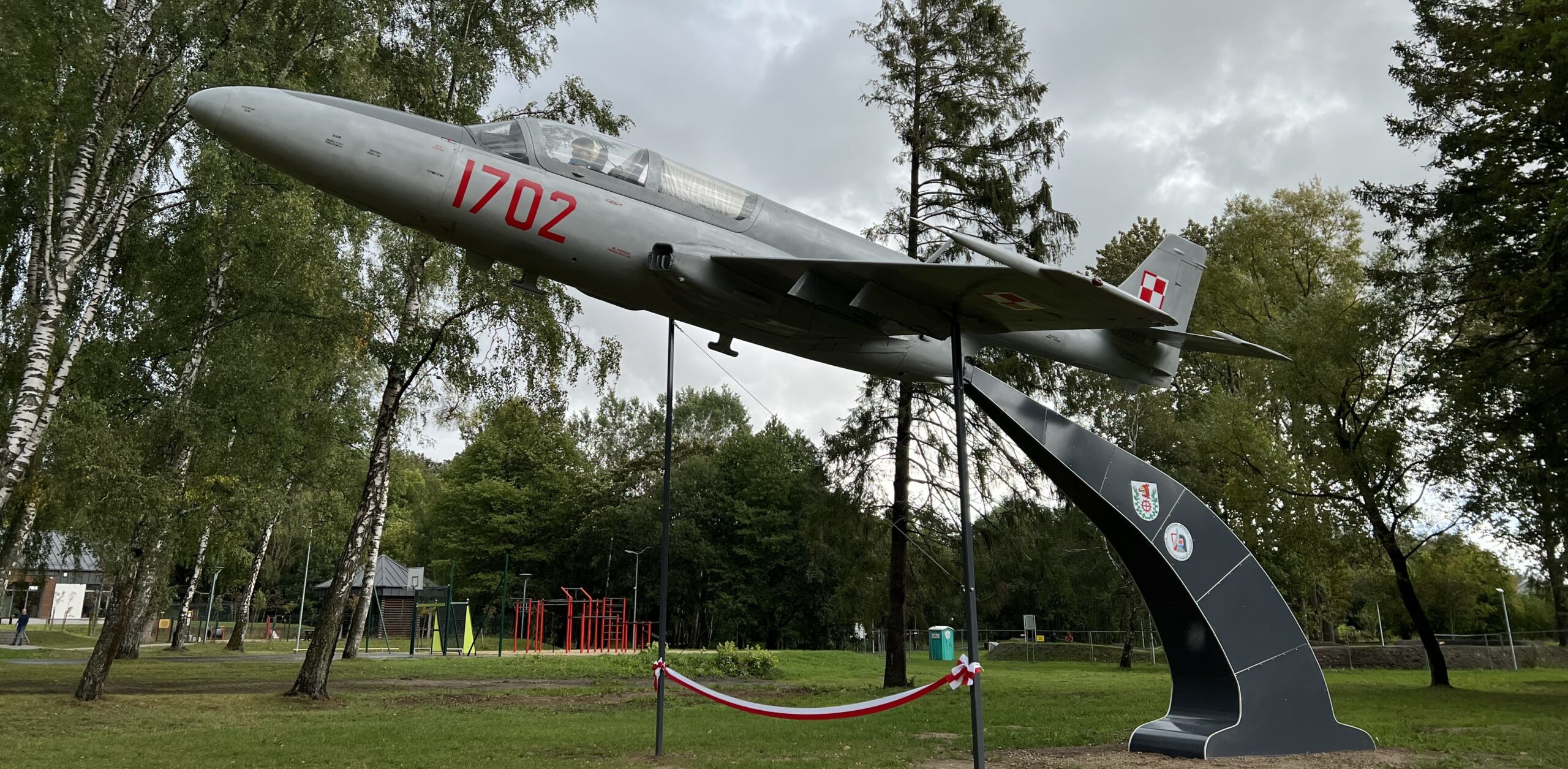 PZL T-11 Iskra, samolot szkoleniowy jako pomnik upamiętniający dywizjon ...