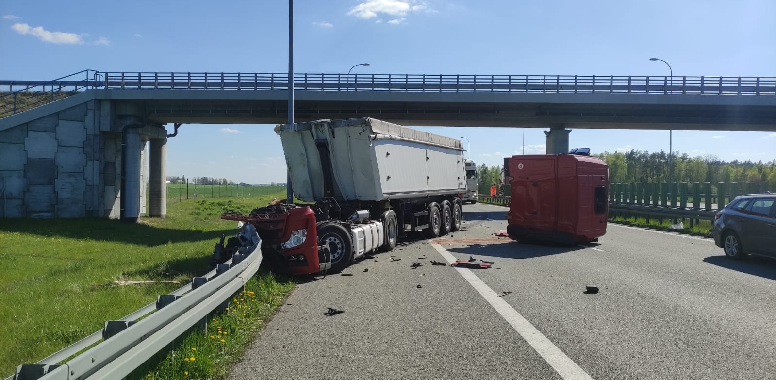 Groźnie wyglądający wypadek na autostradzie A1 w kierunku Gdańska. Zderzyły się dwie ciężarówki