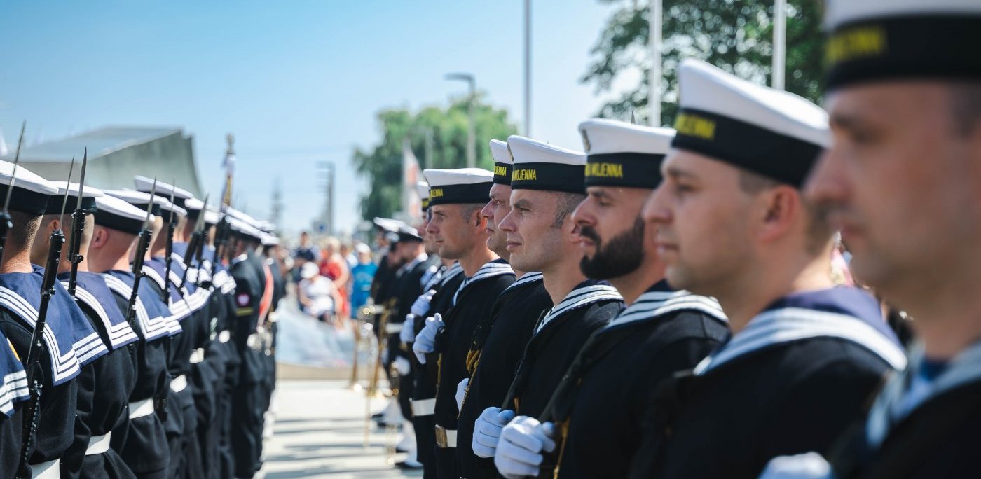 21 wystrzałów z ORP „Błyskawica”. Obchody święta Wojska Polskiego w ...
