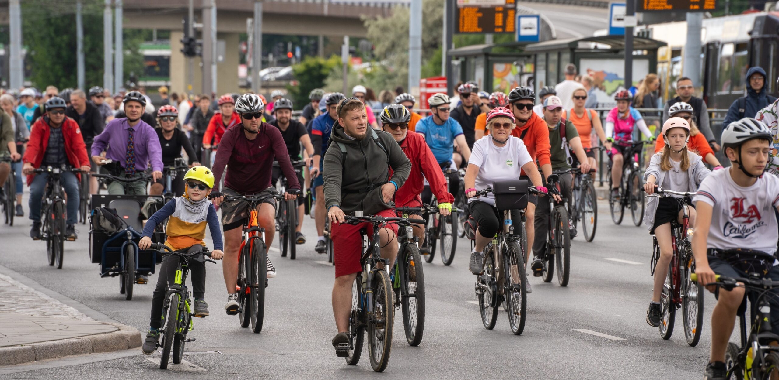 Tysiące miłośników rowerów, hulajnóg i rolek na pomorskich drogach