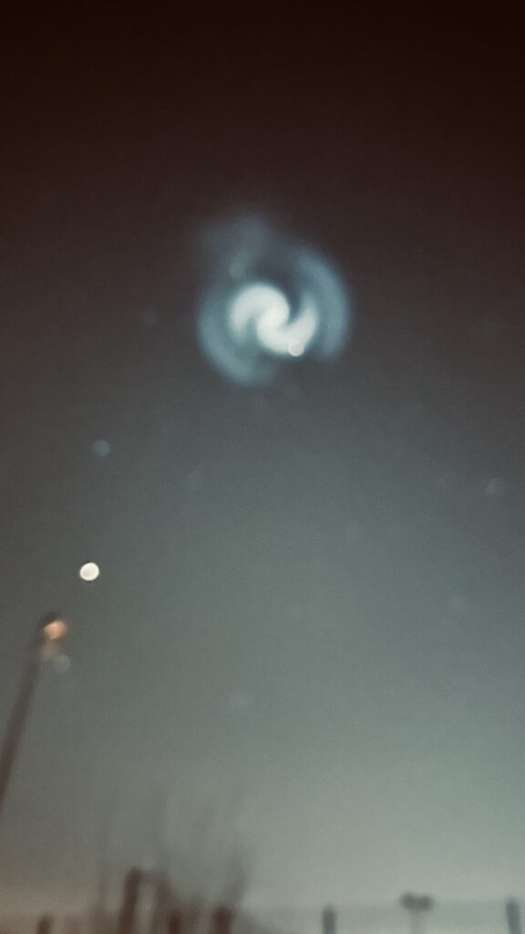 Niezwykły ślad widoczny na niebie nad Pomorzem. "Widzieliśmy zrzut paliwa z rakiety Falcon"