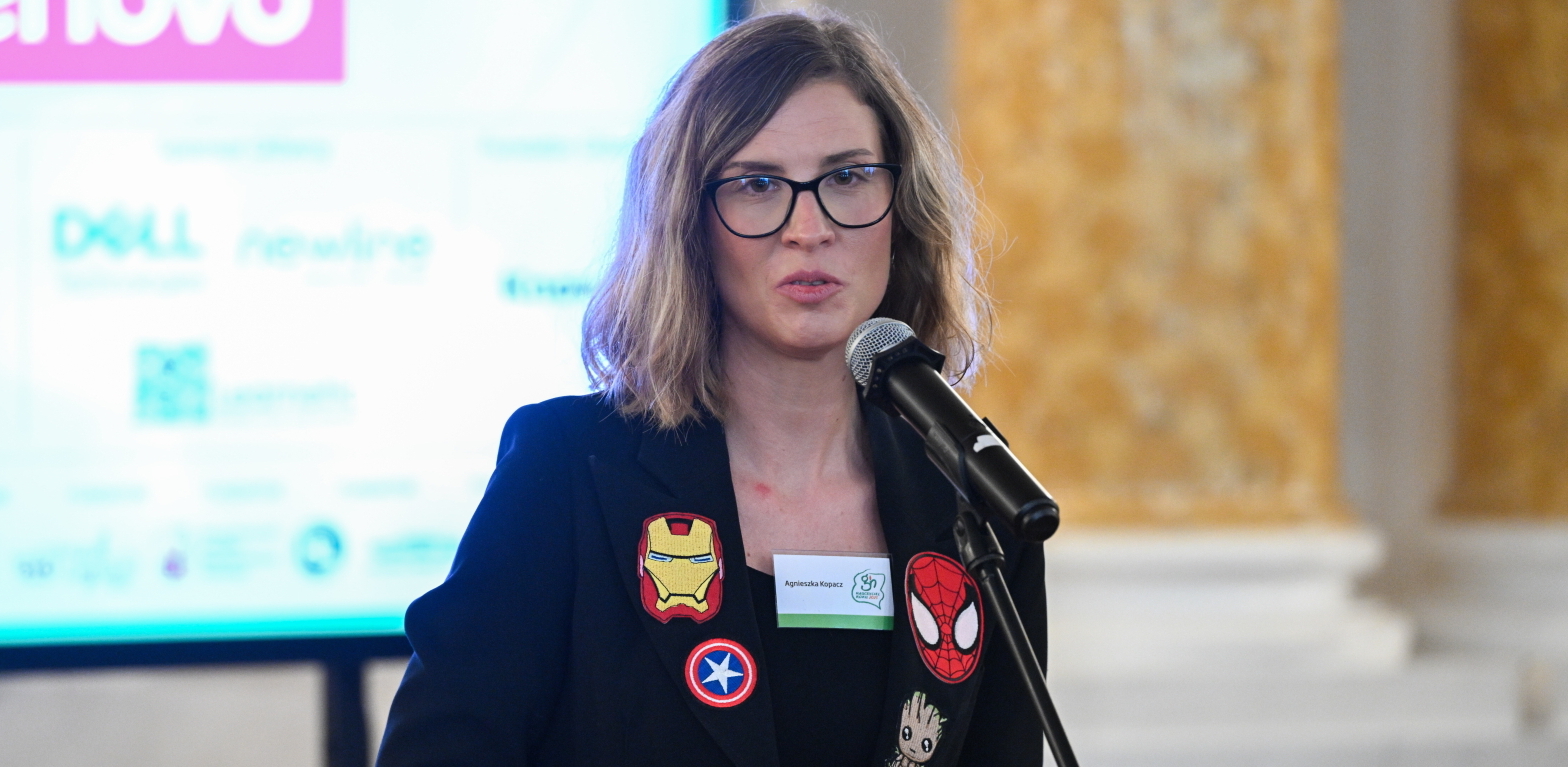 "Boomerka" w marynarce z superbohaterami. Agnieszka Kopacz z Sopotu ...