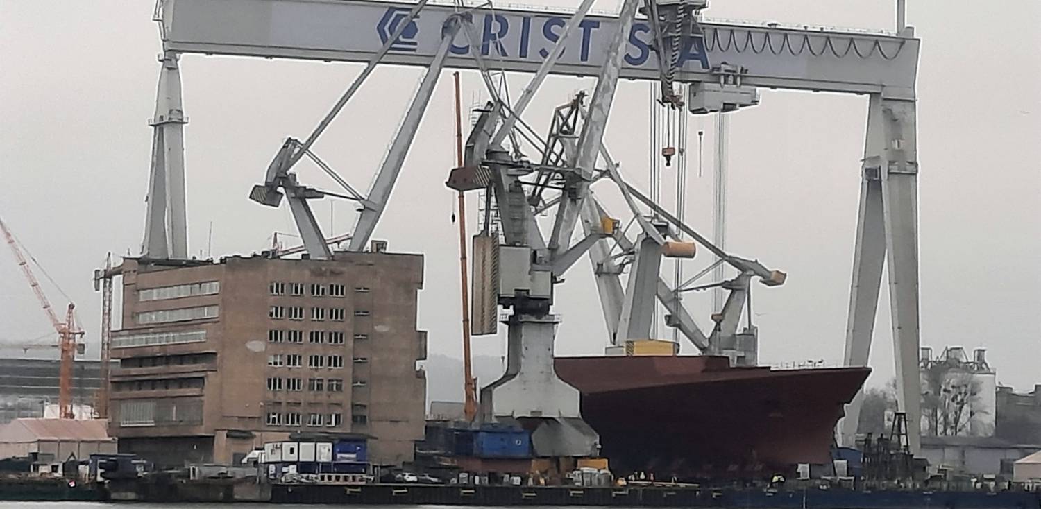 W Gdyni trwa transport megabloku dziobowego fregaty ORP Wicher - Radio ...