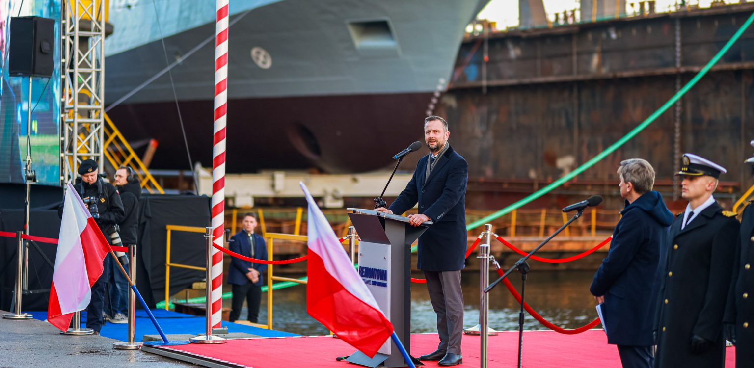 Wodowanie okrętu ORP Czajka w Gdańsku. Szef MON: „Będziemy inwestować w ...